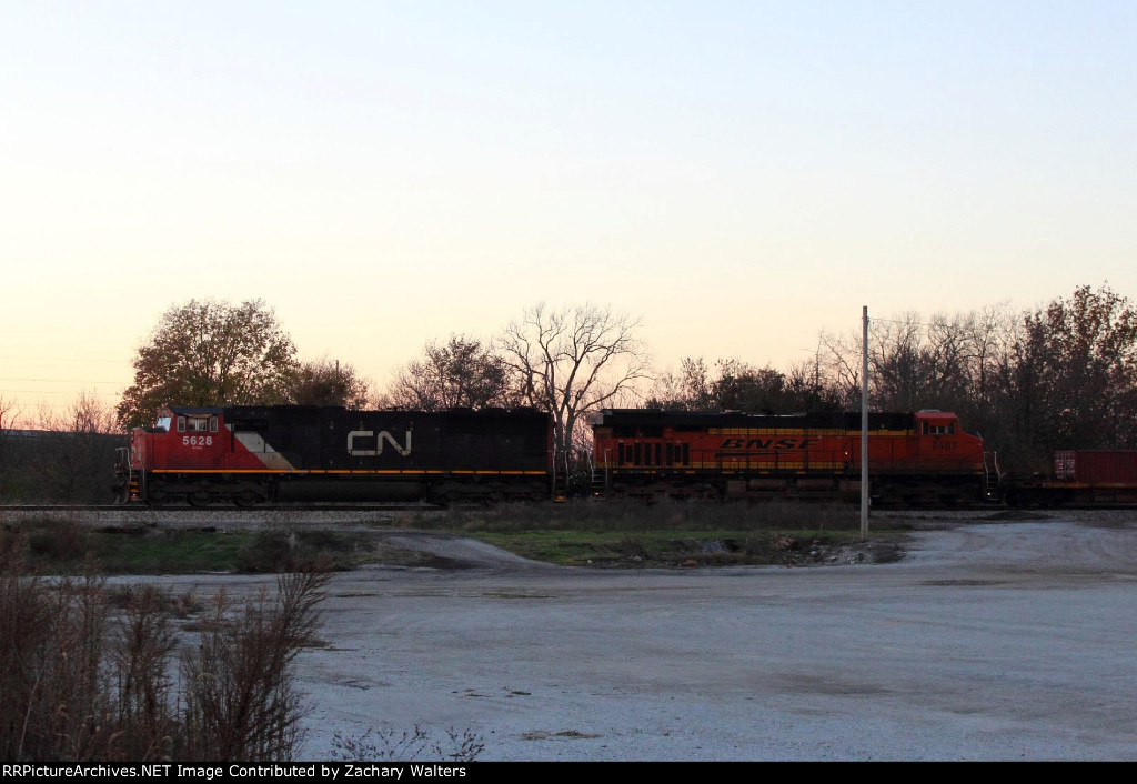 CN 5628 BNSF 7487